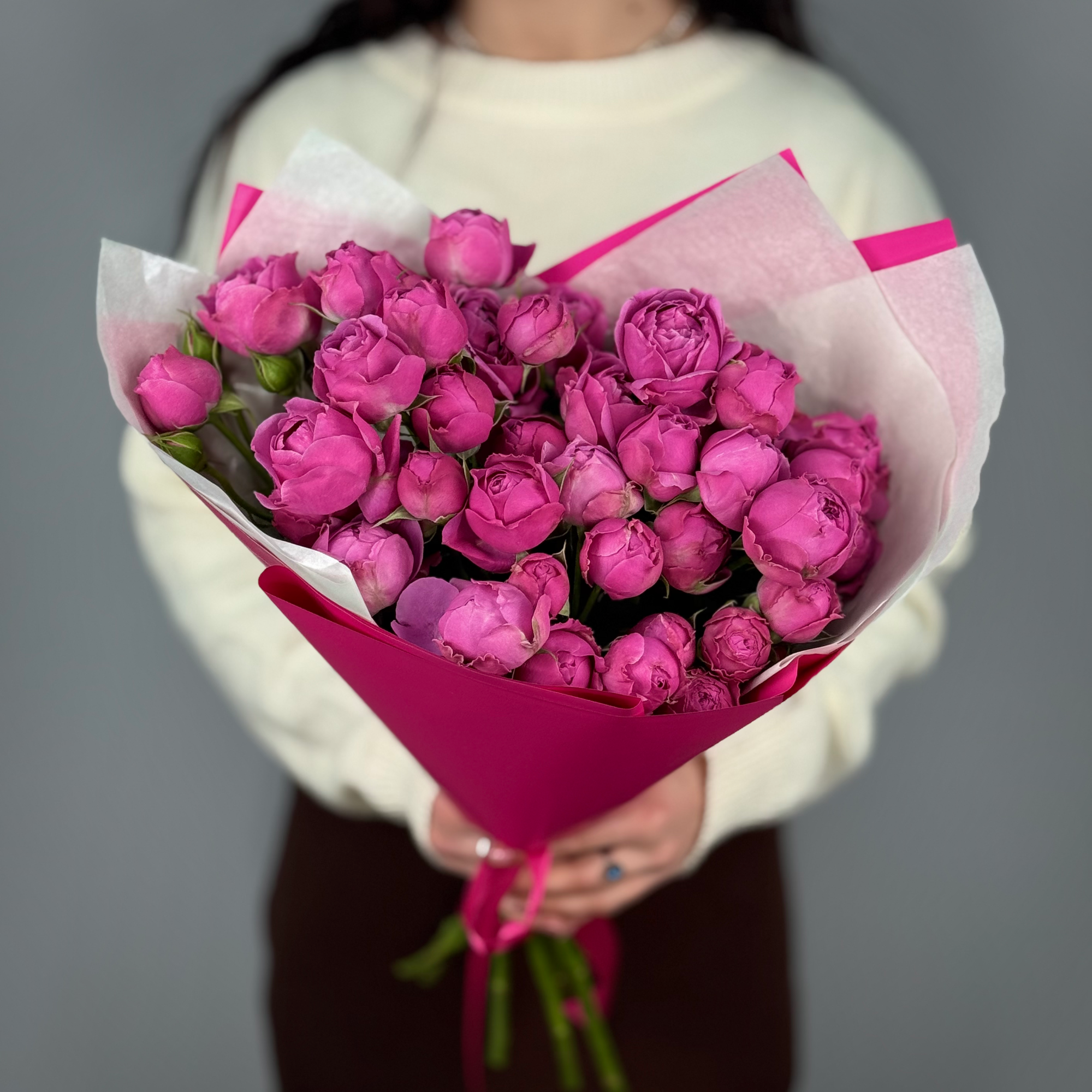 Букет из 9 кустовых пионовидных роз Мисти баблз в стильной упаковке. «365 Поводов» - живые цветы с доставкой