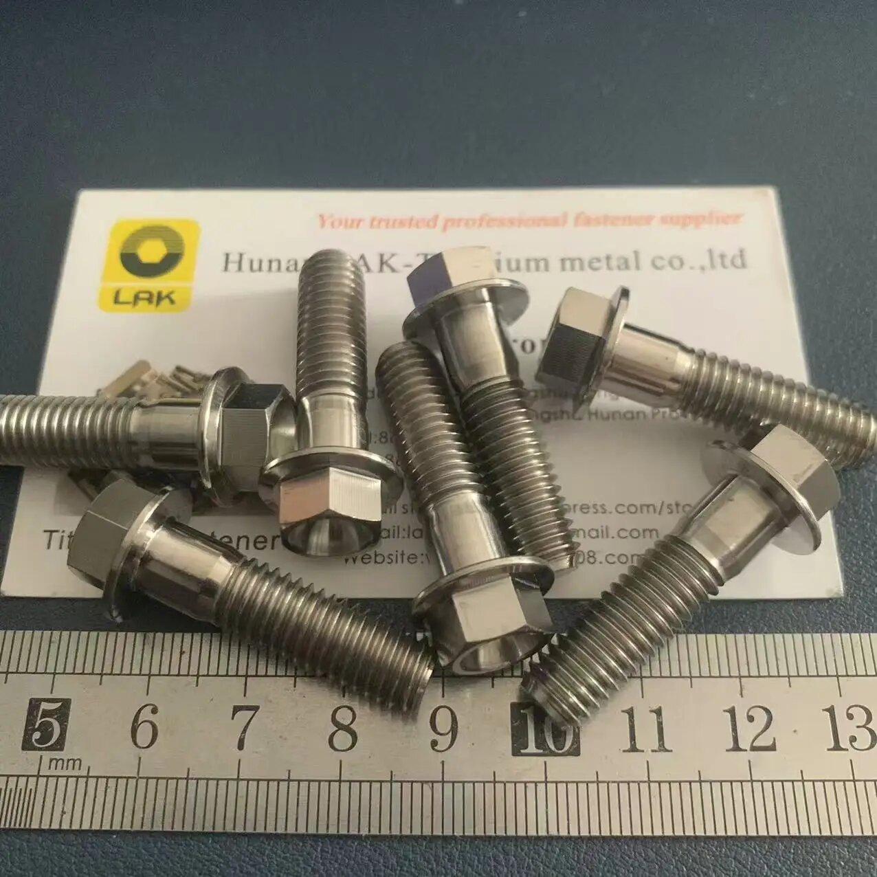 Титановый болт M8x30 Gr5 шестигранный фланцевый