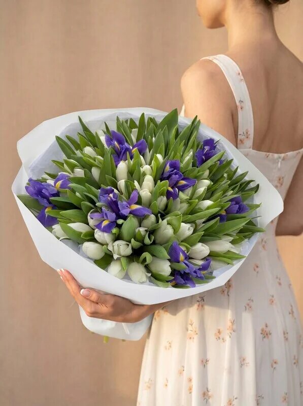 Букет из тюльпанов с ирисом «Искра» — Букет из белых тюльпанов с ирисом «Искра»