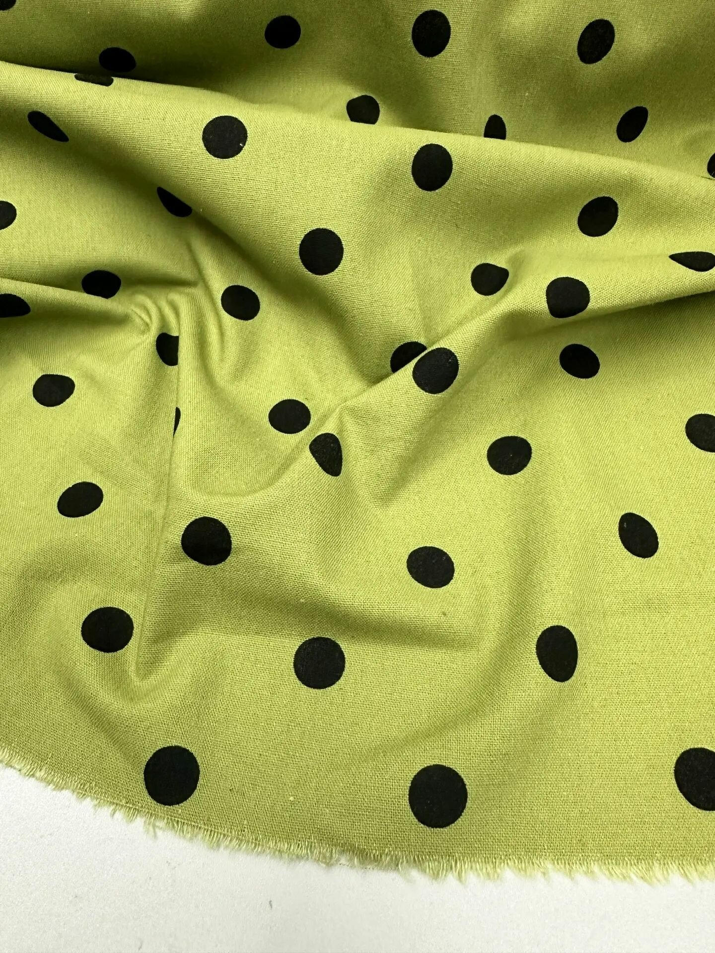 1м. Лён ткань для шитья одежды. Полулен 50% хлопок, 50% лен. Ширина 140 см. Плотность 190г/кв. м. Оливкового цвета в горох.