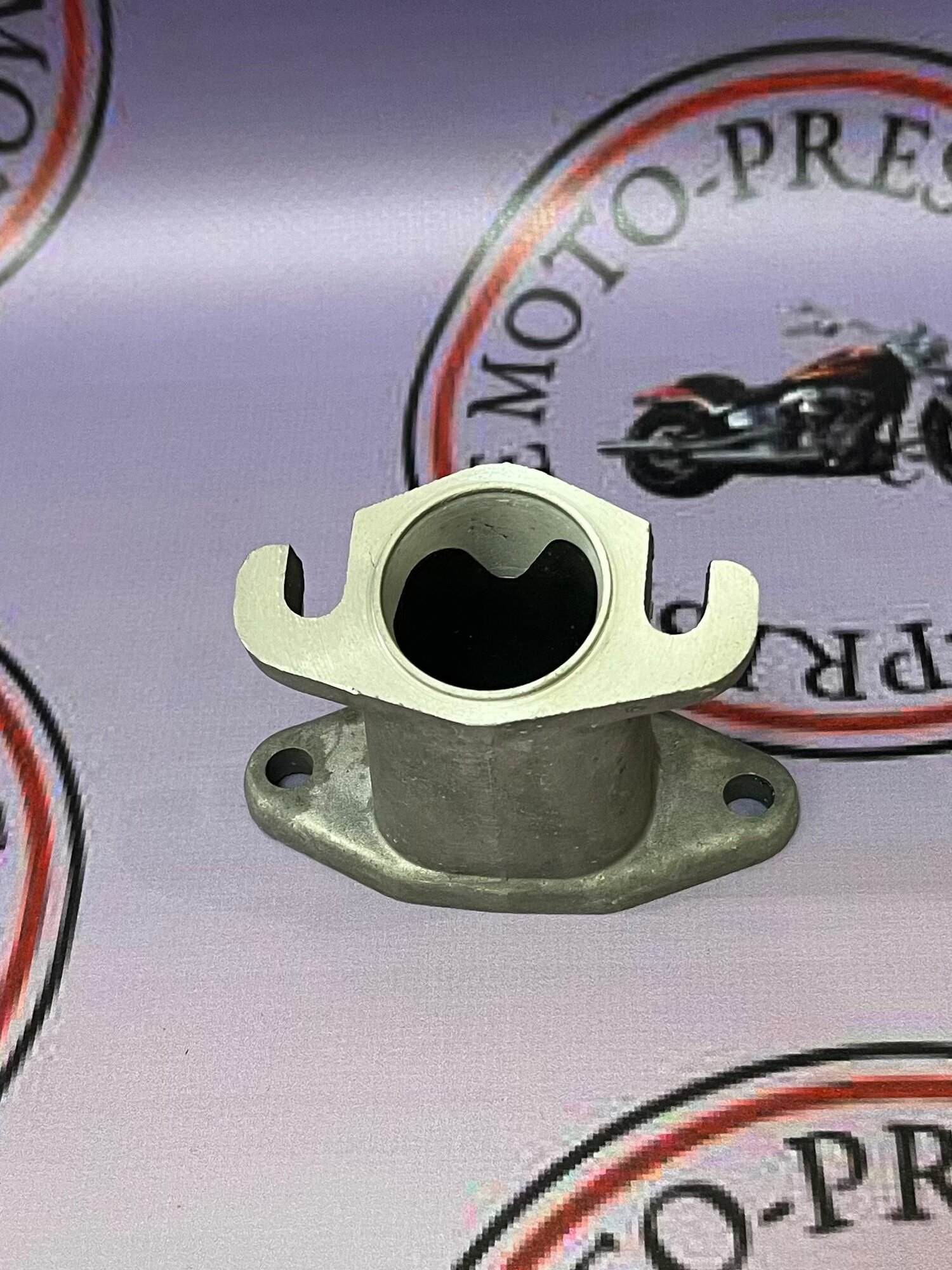 Патрубок впускной карбюратора на мотоцикл Иж Планета