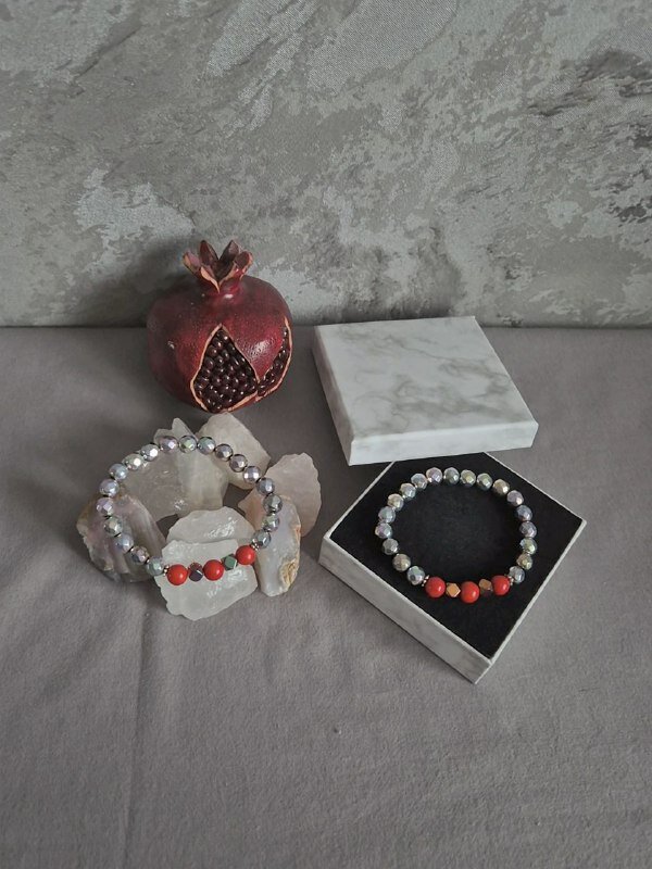 Эластичный браслет, гематит, коралл