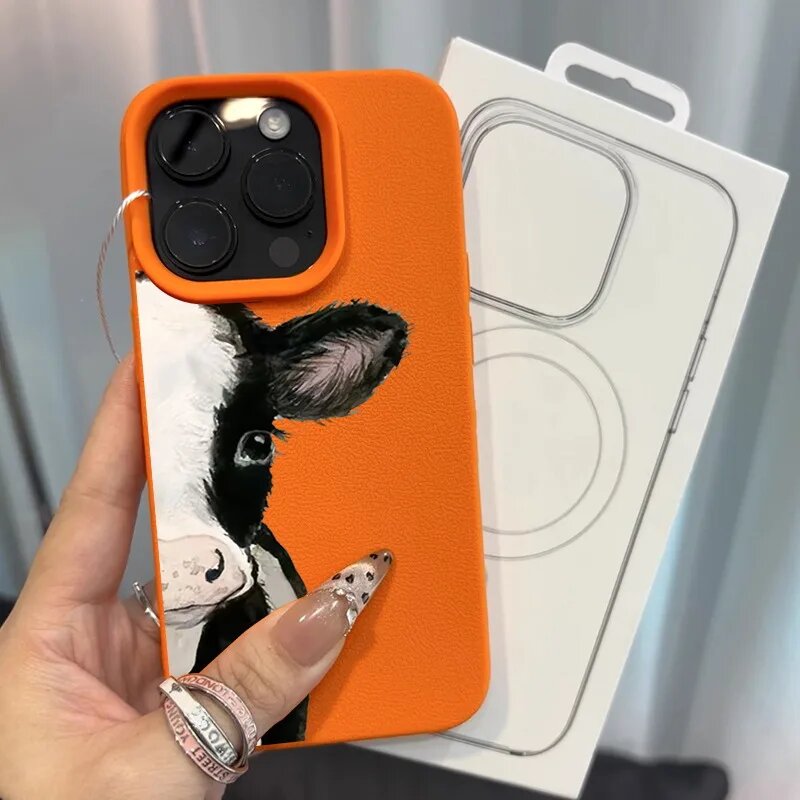 Оранжевый чехол для iPhone 16 с коровкой