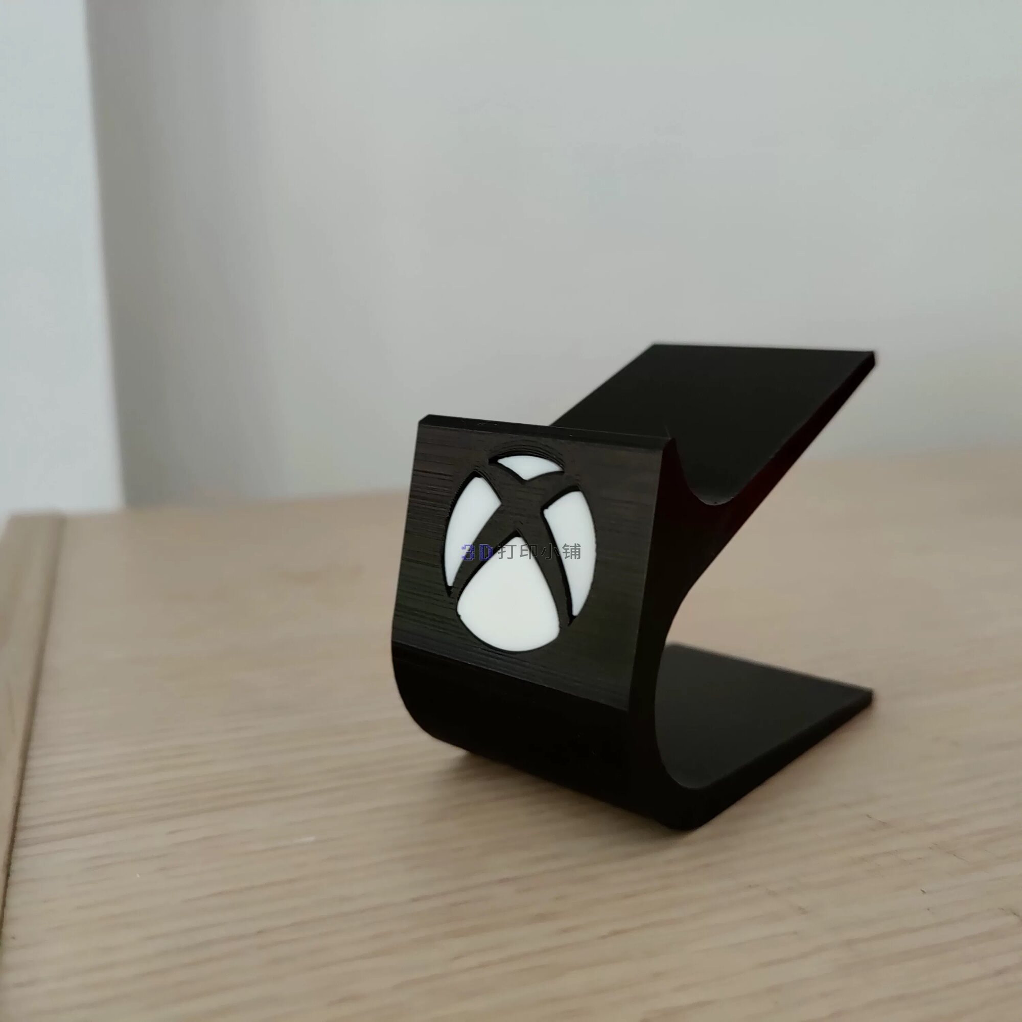 Подставка для контроллера Xbox - Черная основа с белым логотипом вертикальная подставка для серии X/S