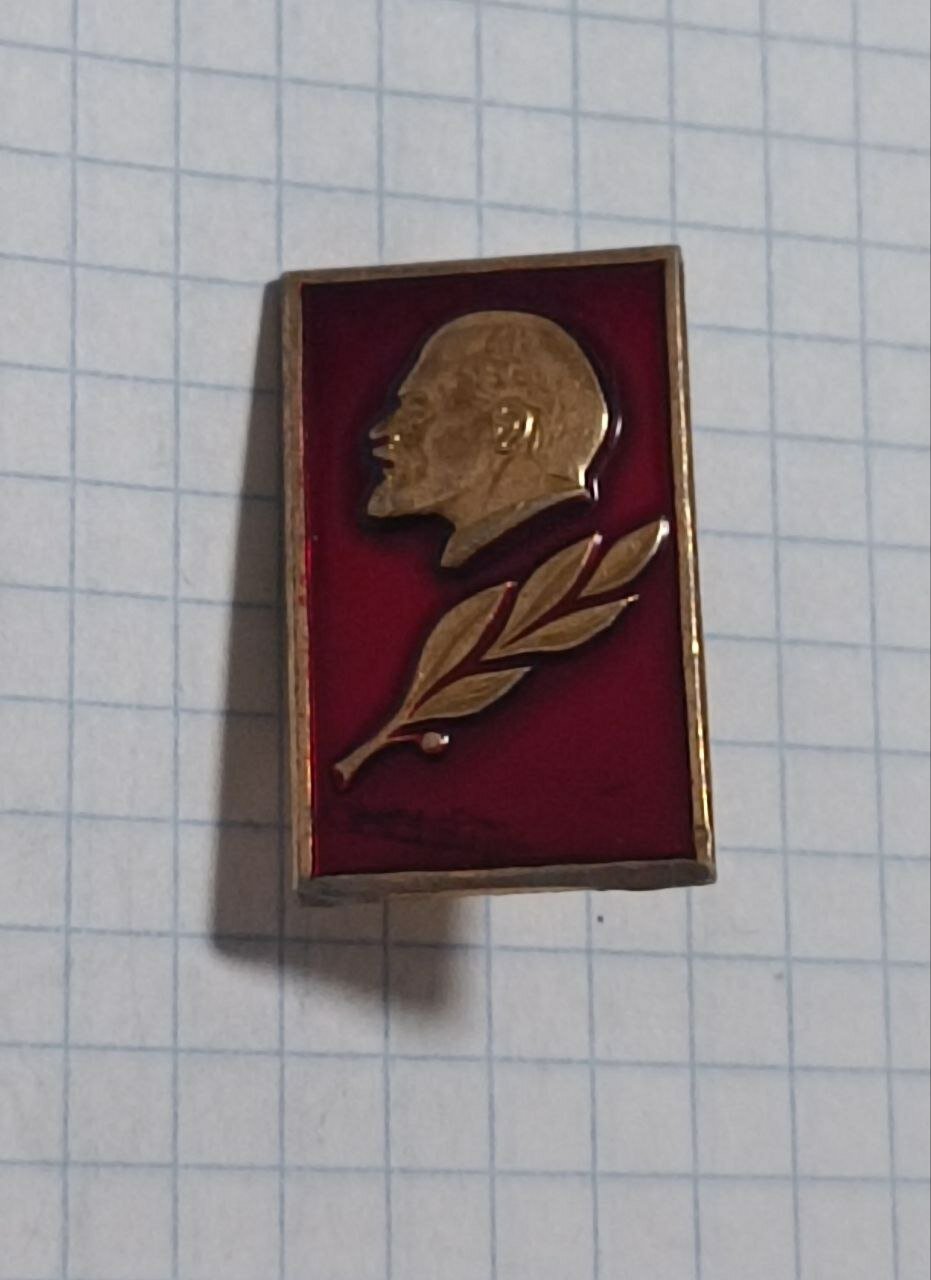 Значок с профилем Ленина и лавровой ветвью