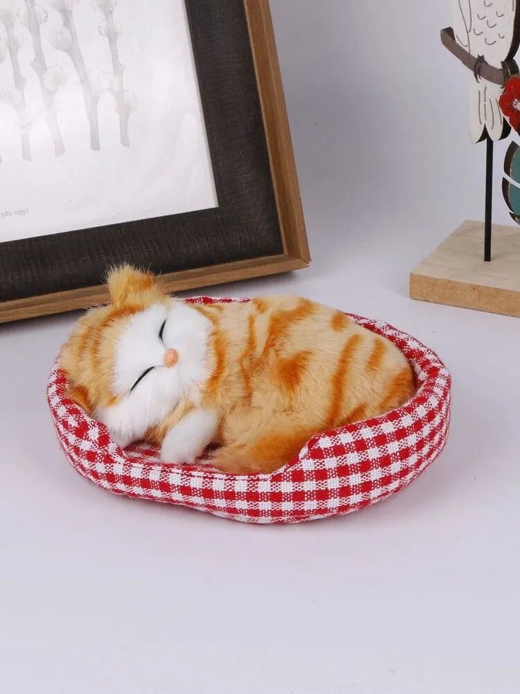 Плюшевый игрушечный котенок