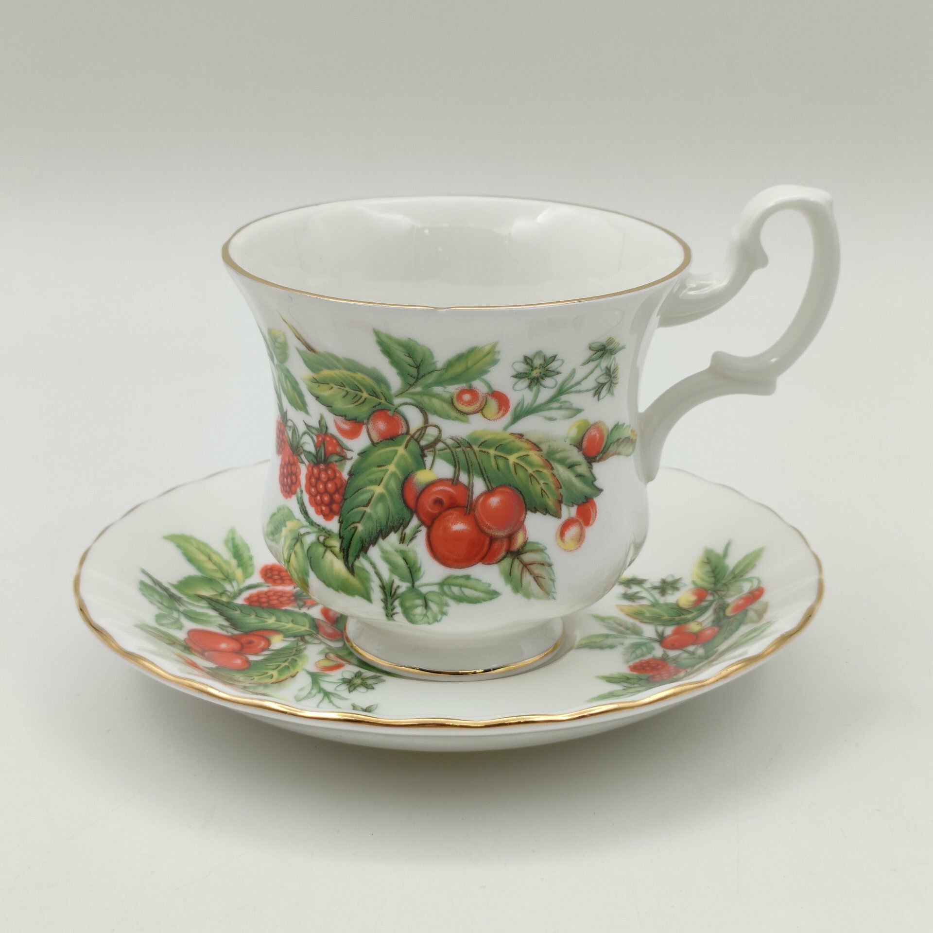 Кофейная пара с ярким декором "Ягоды", Royal Albert, фарфор, деколь, золочение