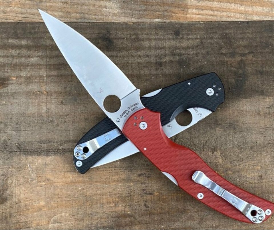 Складной нож Spyderco C244 с клинком из стали S30V, рукоятью из G10 и системой блокировки Back Lock. Высококачественный тактический нож для активного отдыха, военных целей и выживания.
