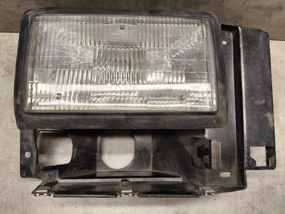 Фара правая Ford explorer 1 3311127R