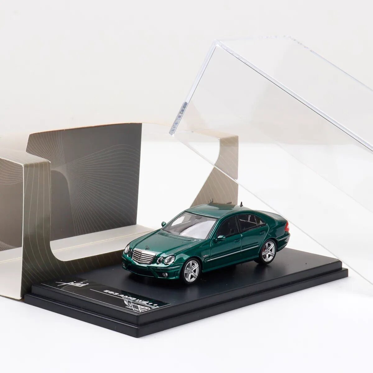 Модель автомобиля MASSDI KING MODEL 1:64 E63 W211 зеленого цвета