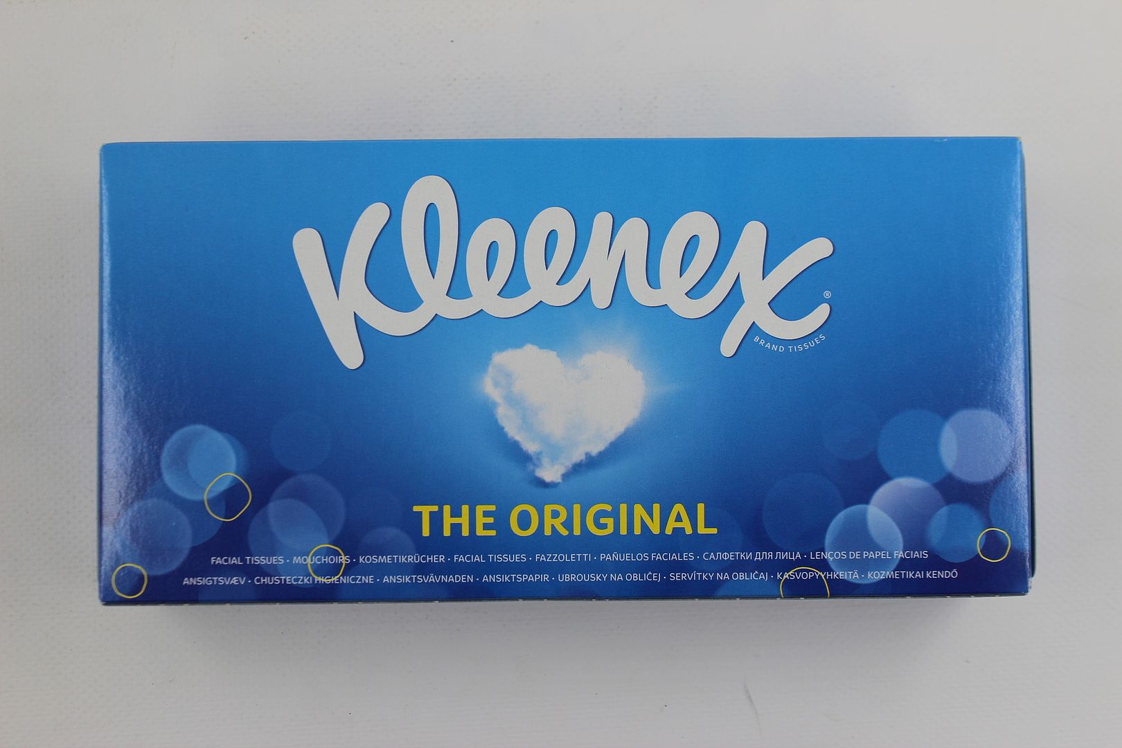 KG8824 Бумажные салфетки для лица Kleenex, в бело-синей коробке, 20х20 см, 72 шт/уп