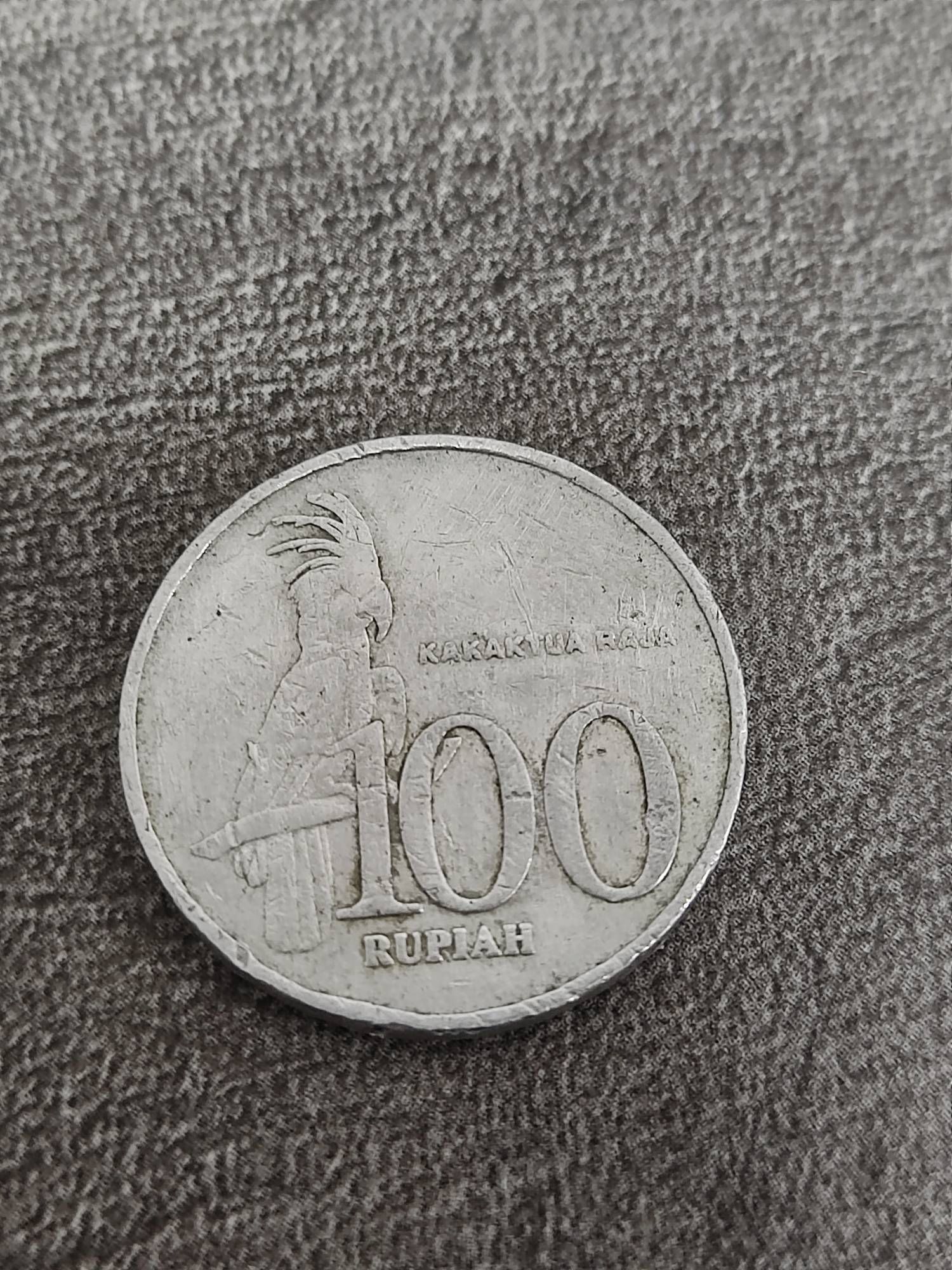 Оригинальная монета 100 рупий Индонезия Какаду 2001 год