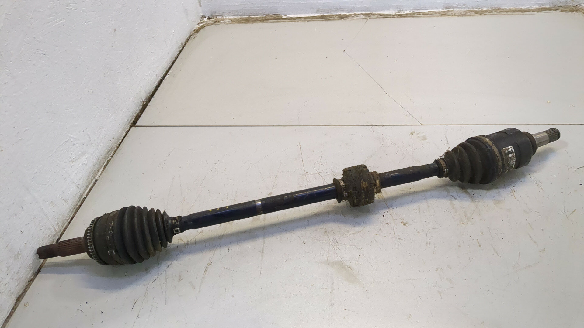 Полуось (вал, шрус) правая передняя Pontiac Vibe 1 Б/У