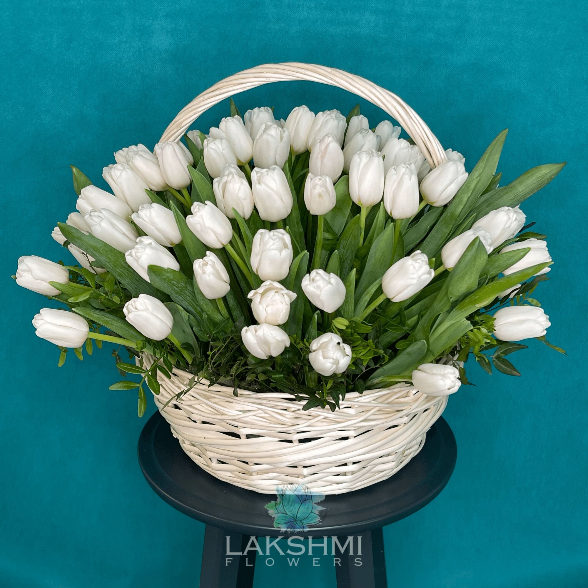 101 тюльпан в корзине / Композиция 101 белый тюльпан в корзине
