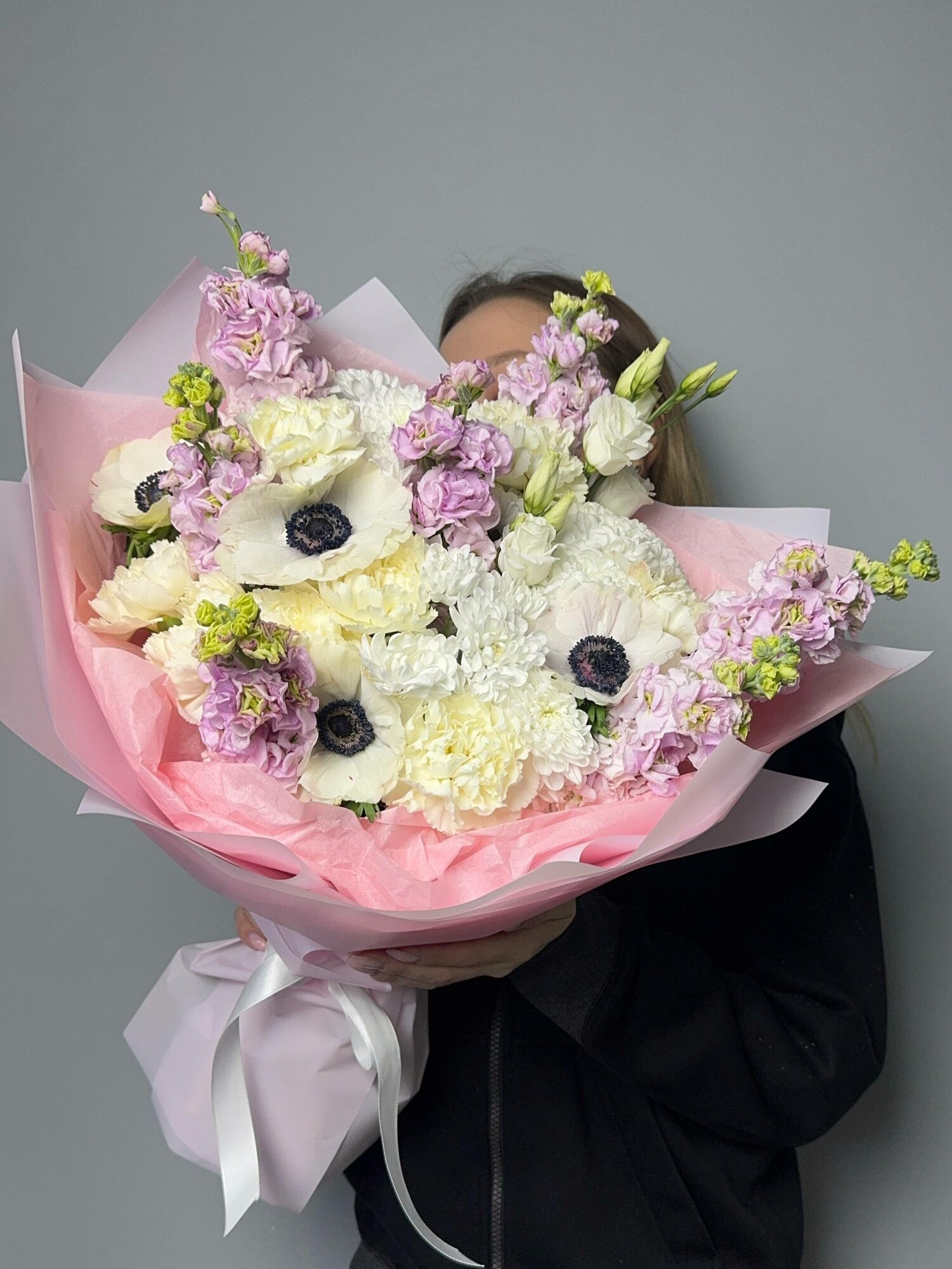 FRESH FLORA Фиалковое сияние – яркий букет из хризантем и анемонов