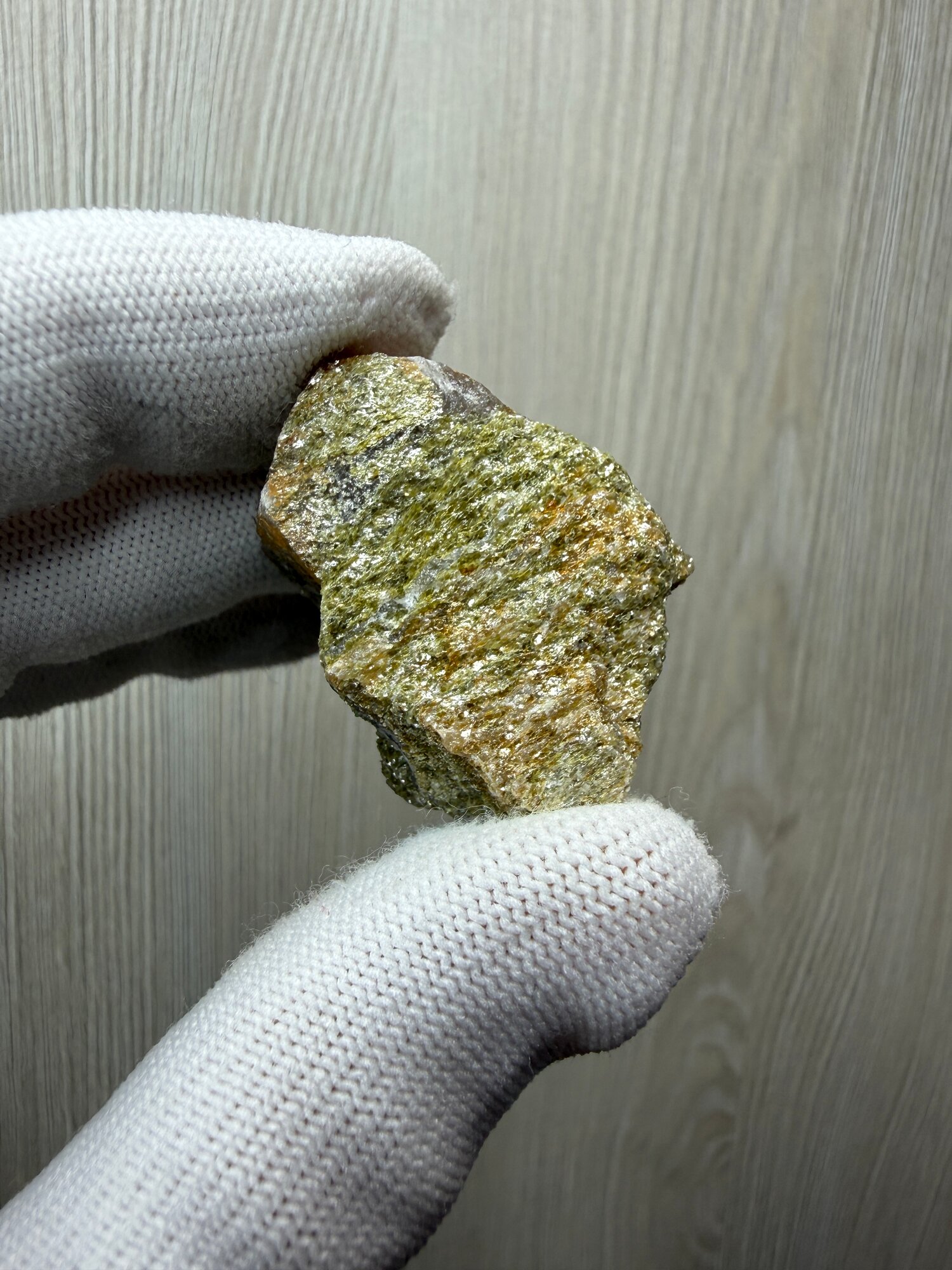 Кварц с серицитом, золотистой слюдой, образец в коллекцию, вес 26 гр