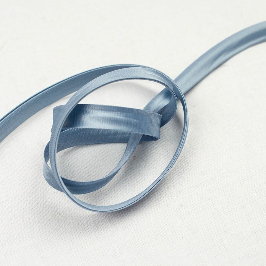 Атласная косая бейка серо-голубого цвета отрез 2.5 м