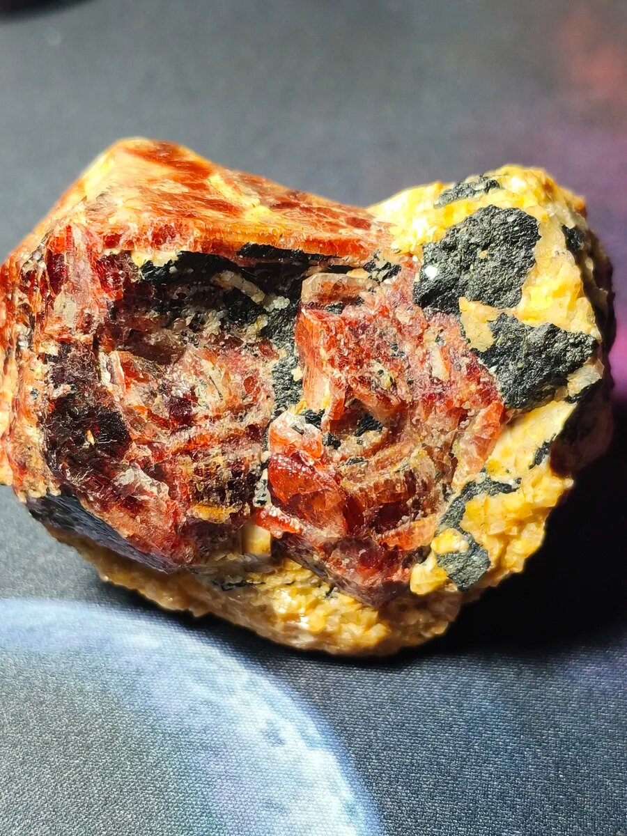 Циркон "гиацинт" камень сувенир в коллекцию