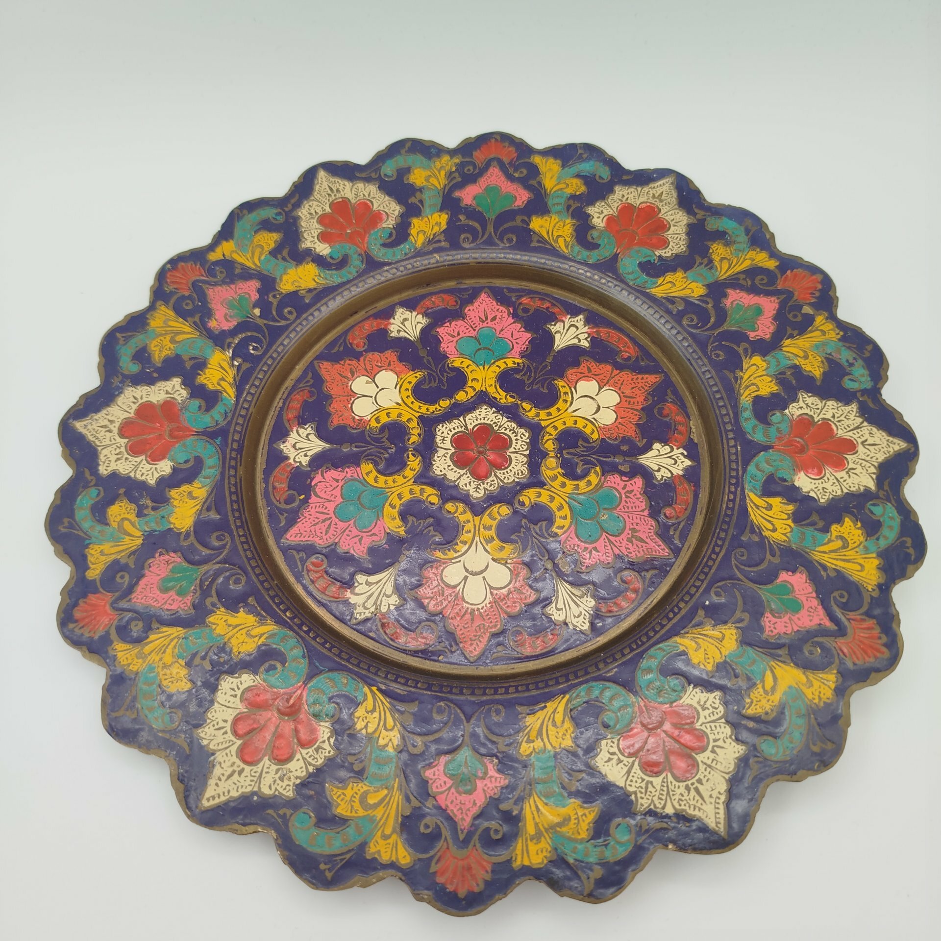 Настенная тарелка с растительным декором, латунь, эмали, Индия, 1970-1990 гг.