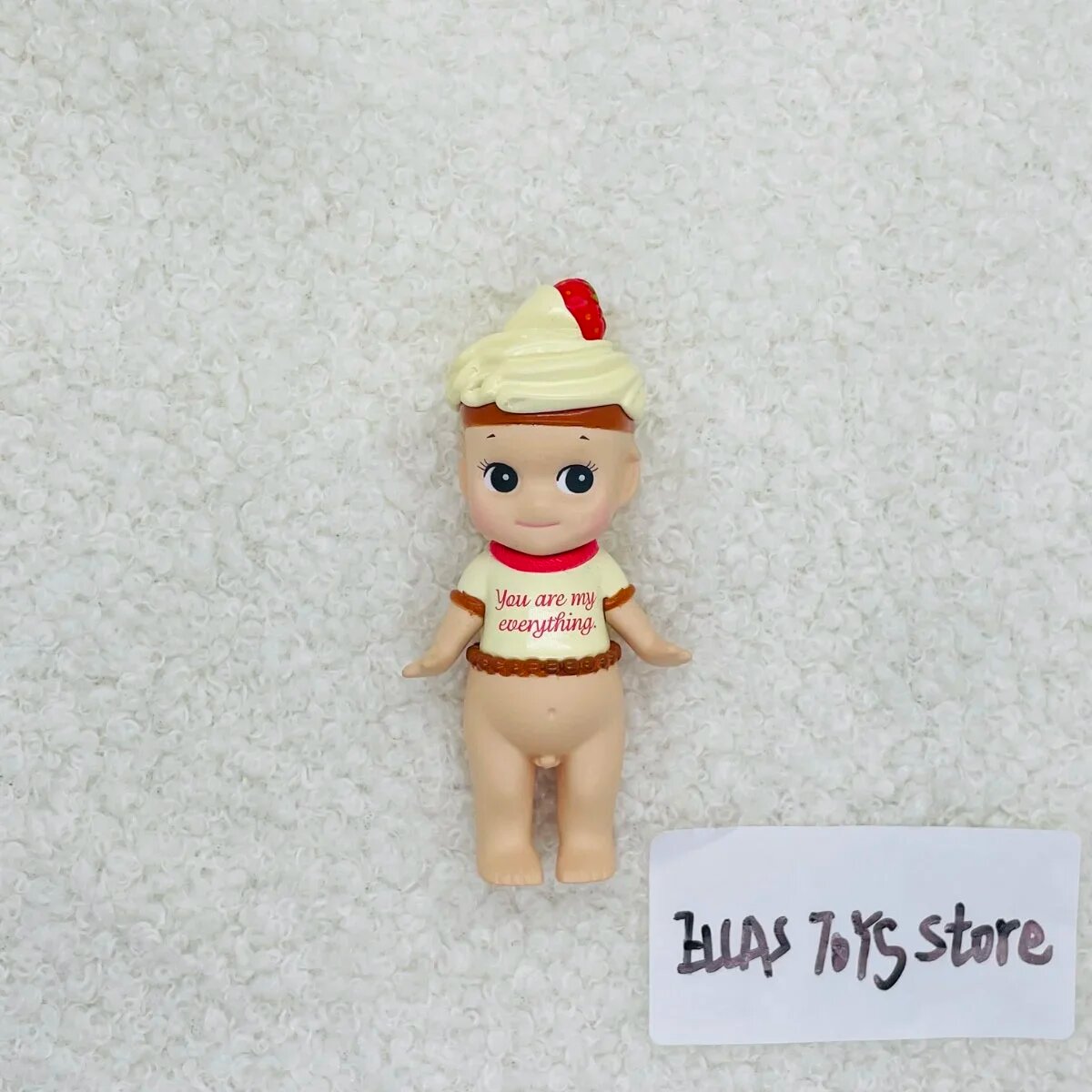 Sonny Angel Strawberry Chocolate, фигурка в бежевом
