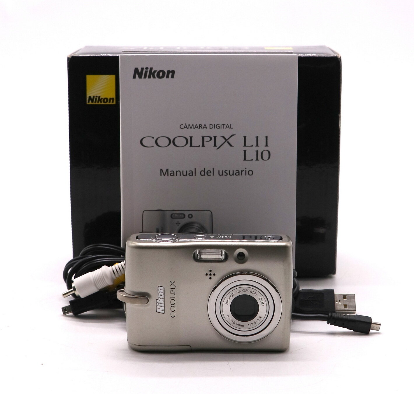 Компактная фотокамера Nikon Coolpix L11 в упаковке