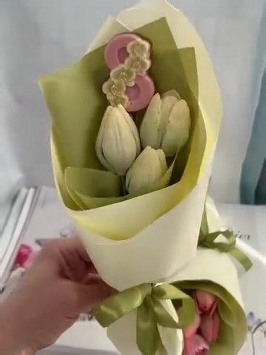 Сладкий букет из конфет на 8 Марта ТД НебыковА шоколадные цветы тюльпаны с топпером