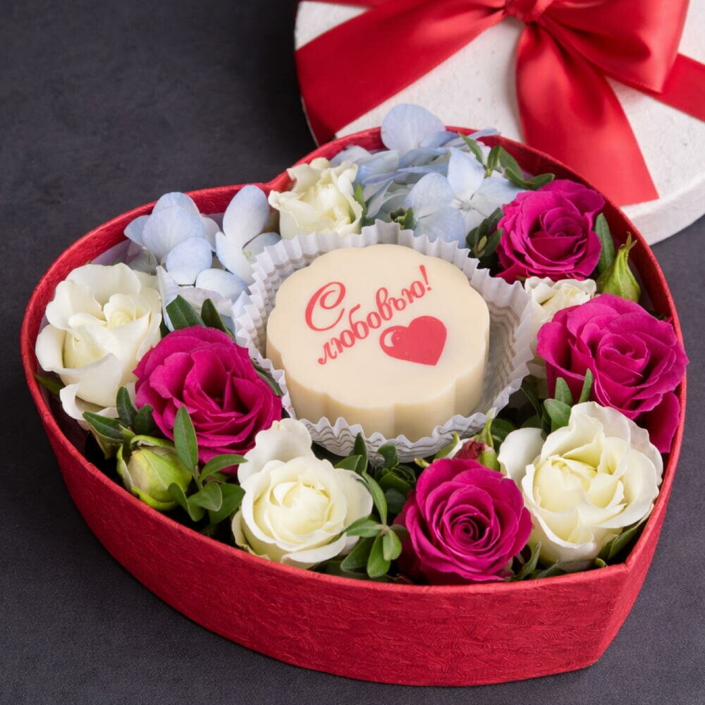 Цветы в коробке. Кустовые розы, гортензия, самшит и бельгийский шоколад. С любовью!