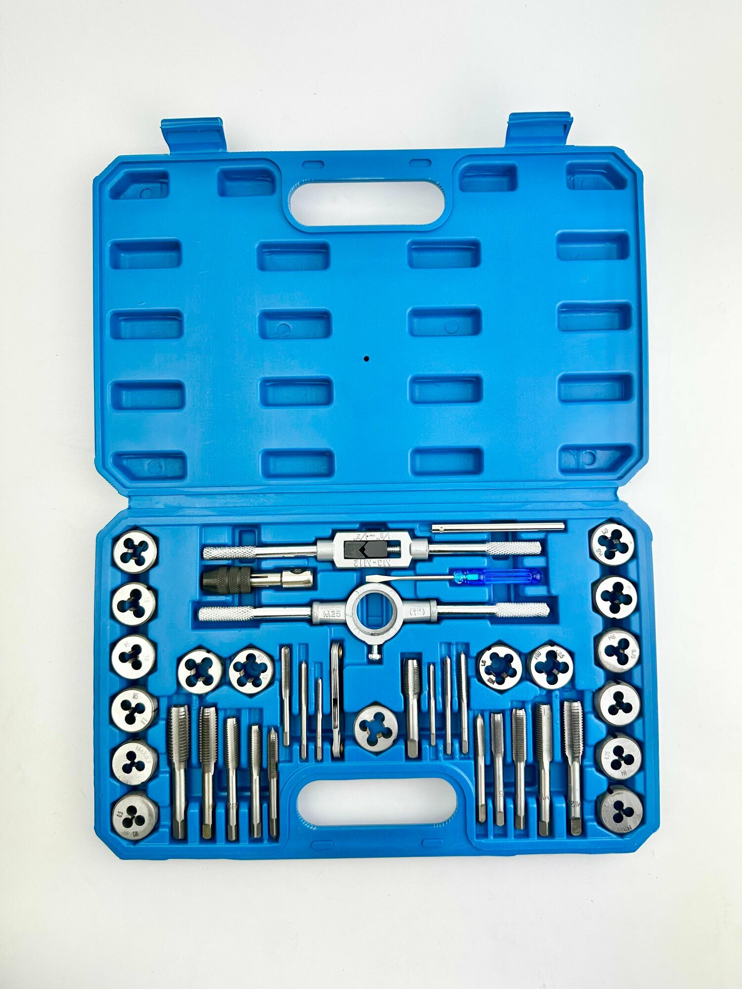 Набор метчиков и плашек (40 предметов) в кейсе