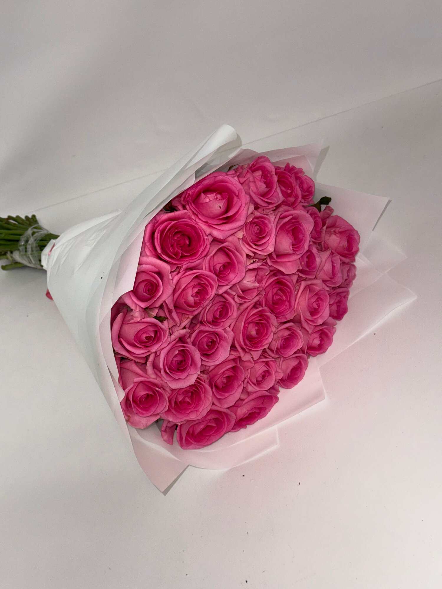 Букет из 33 розовых роз высотой 60 см. в цветной упаковке с лентой
