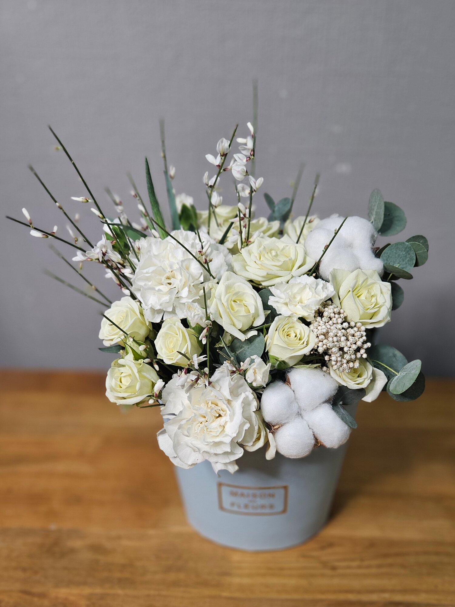 Композиция в коробке белым диантусом, кустовой розой и генистой, MAXI.