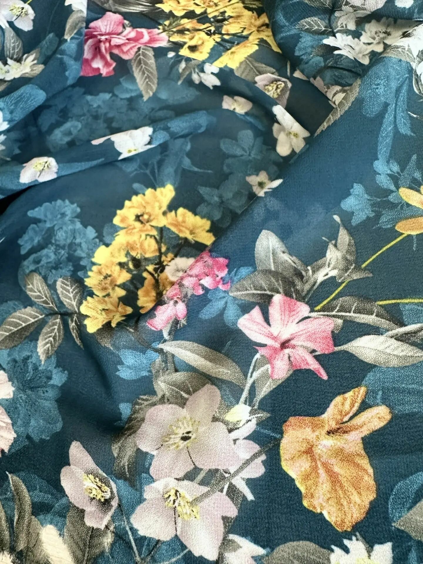 1м. Шифон ткань для шитья. Цвет изумрудный/цветы. Ширина 150 см. Плотность 100