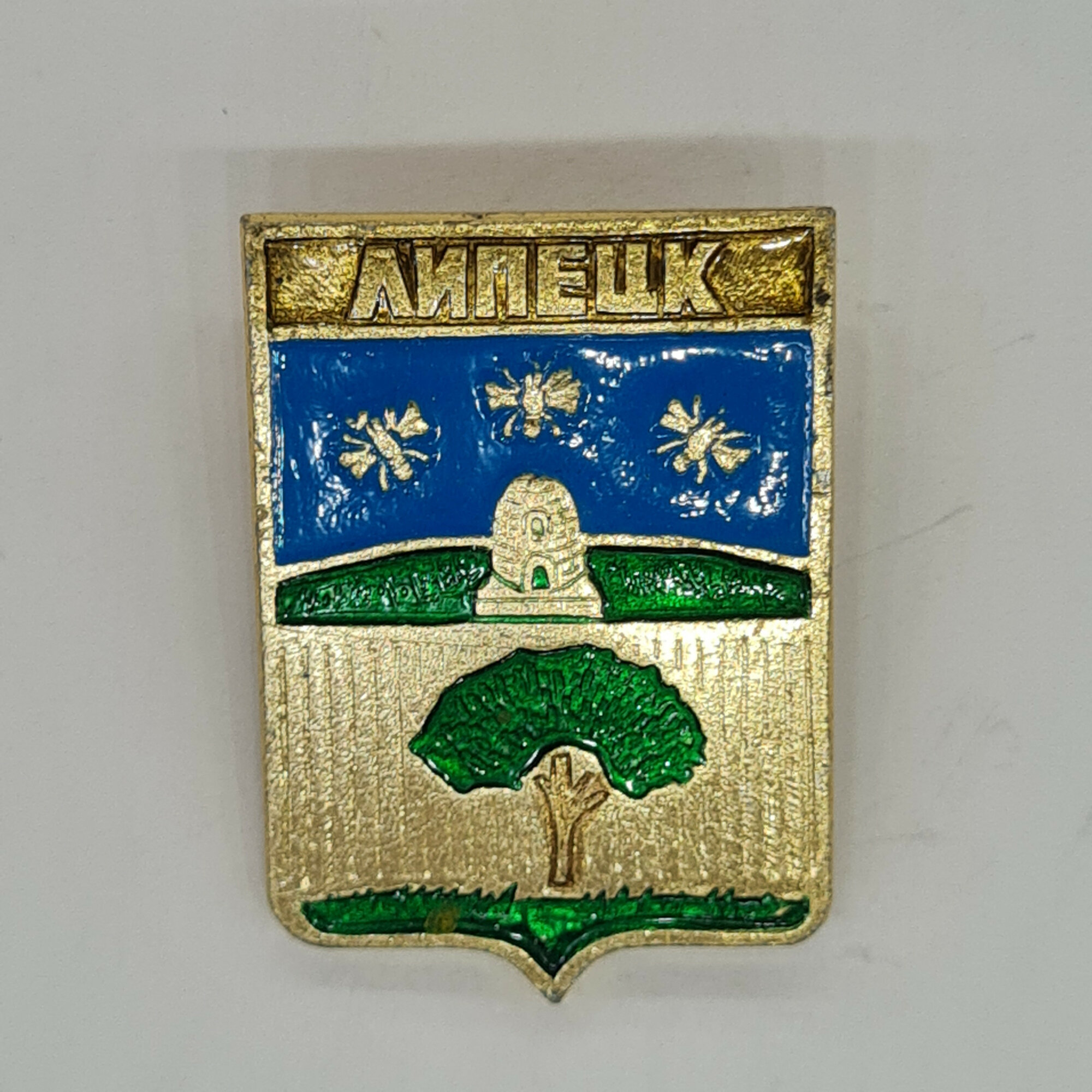 Значок СССР Липецк, городской малый герб с курганом, деревом и пчелами эмаль, советский и винтажный