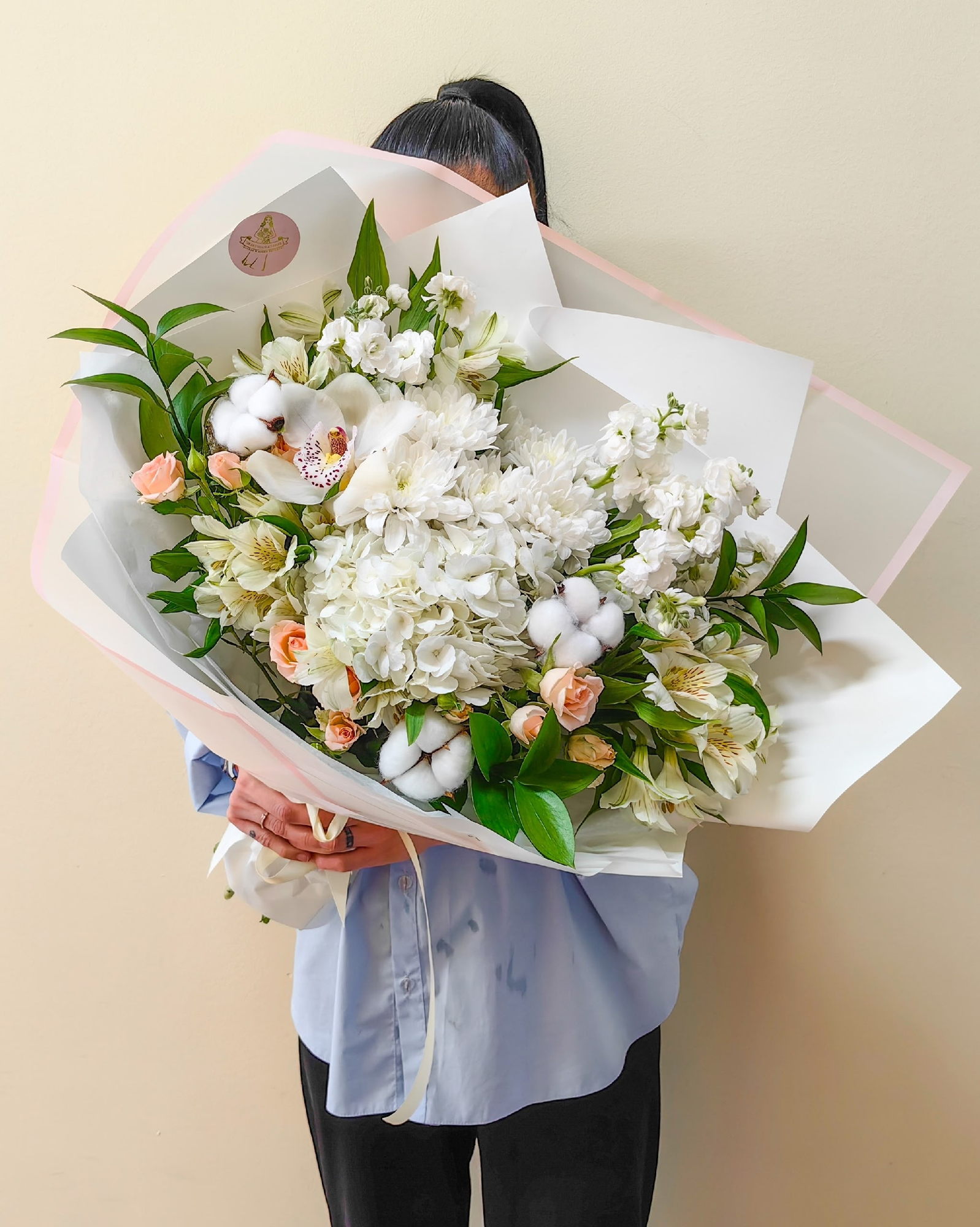 "Чистота чувств", гортензии, розы, орхидеи, маттиолы, хлопок, рускус