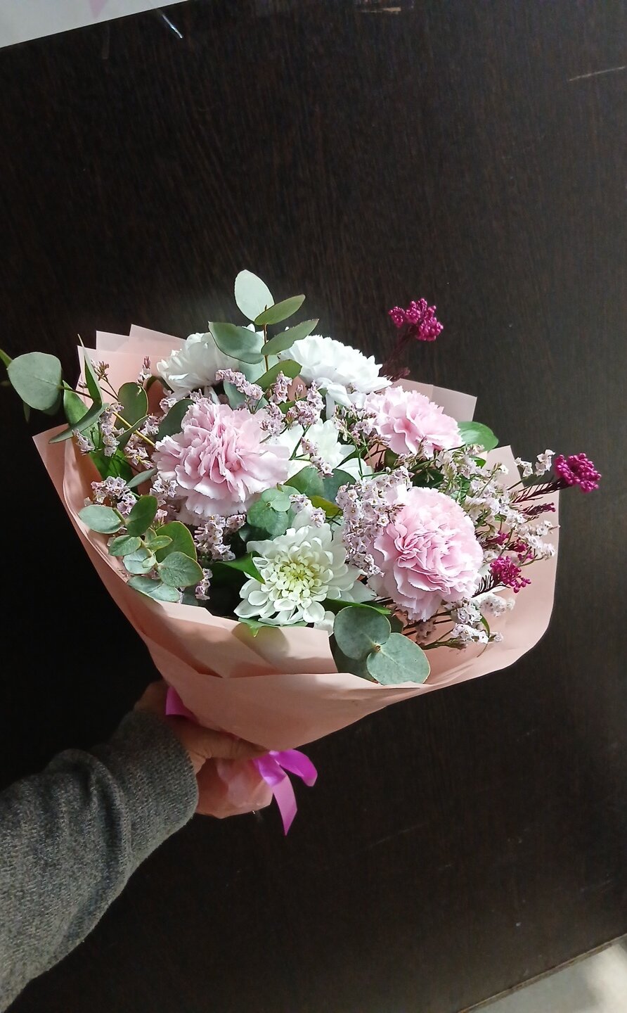 Букет живых цветов из диантусов и зризантем, на флористической губке. Букетная s.