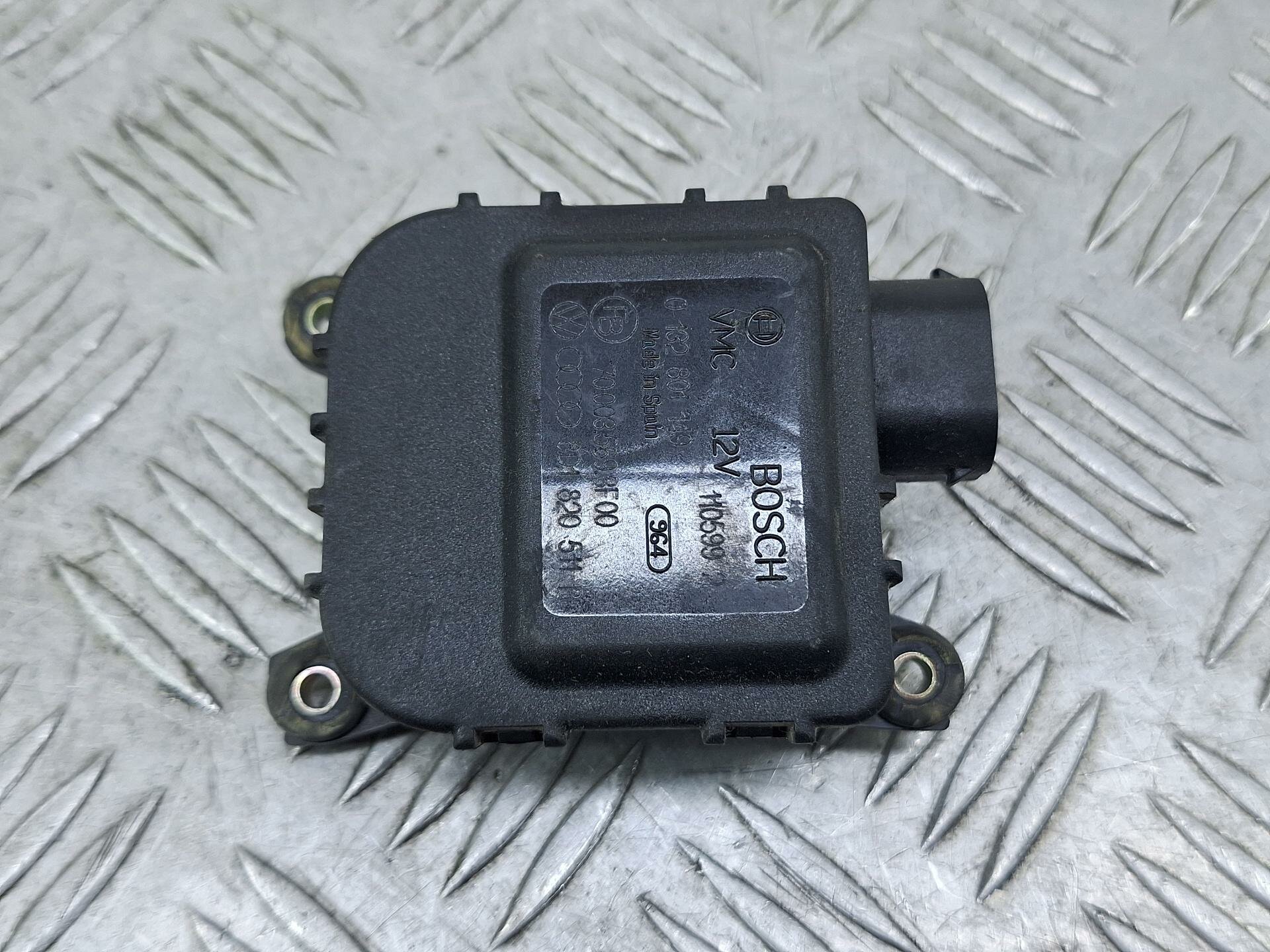 Моторчик заслонки печки Volkswagen Passat B5 1998 8D1820511B