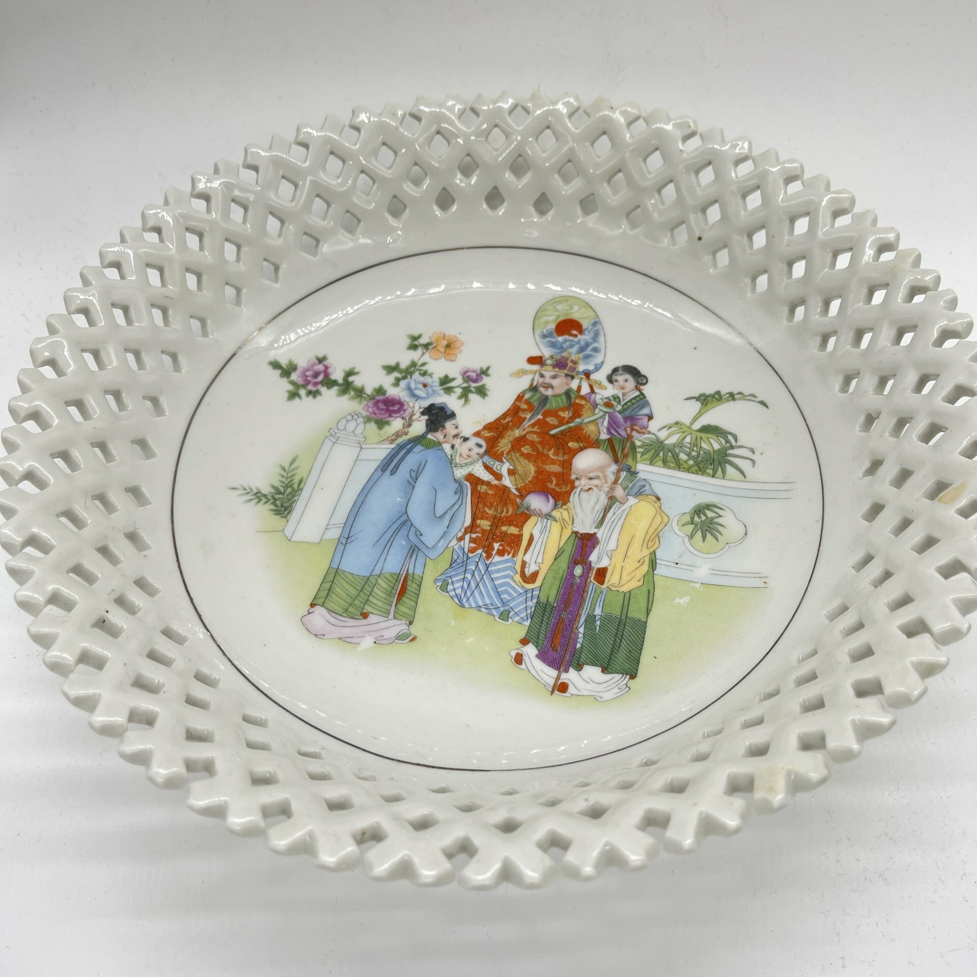 Тарелка с ажурным прорезным бортом и изображением жанровой сцены, фарфор