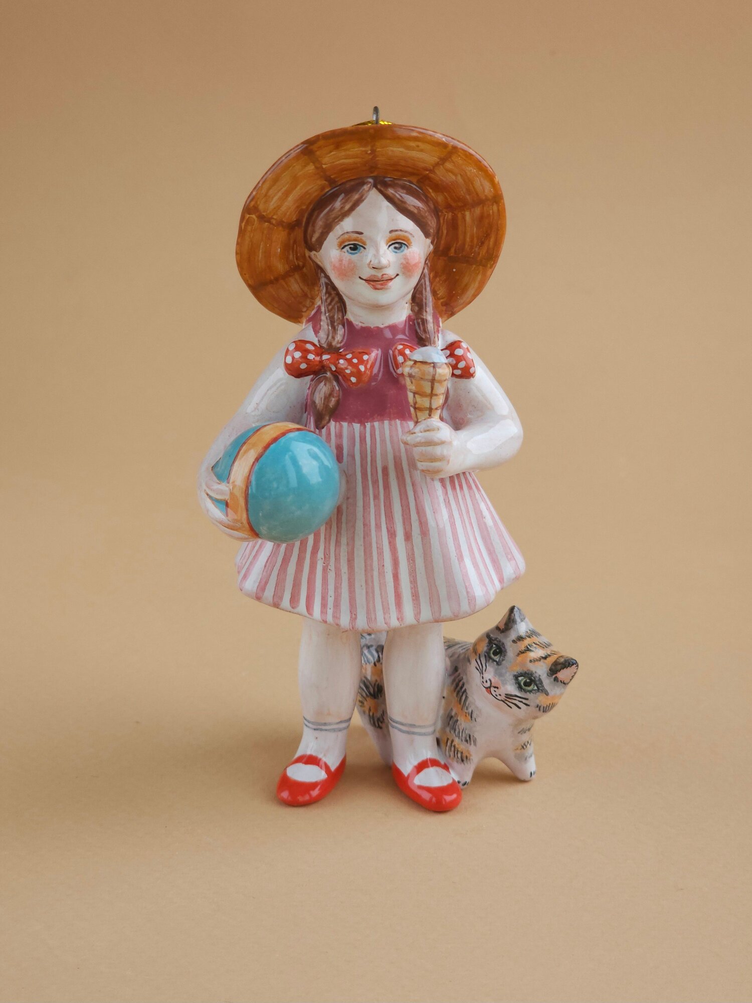 Ёлочная игрушка "Девочка с мороженым". Ярославская майолика. Керамика ручной работы. Сделано в России.