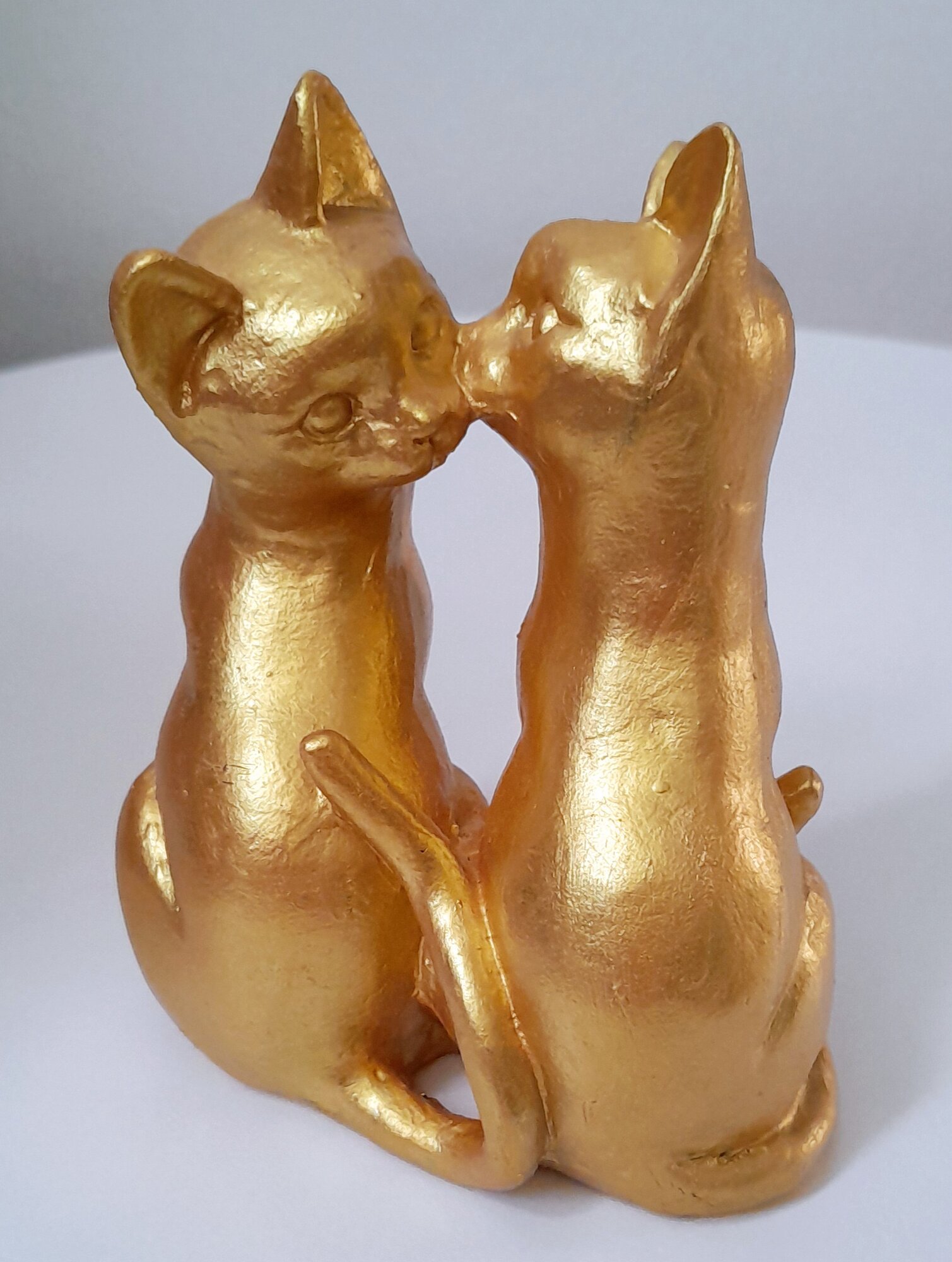 Очаровательная статуэтка Кошки, Влюблённая пара, котик, кошечка 11х8.5х5.5 см, 168 г, полистоун, цвет под золото