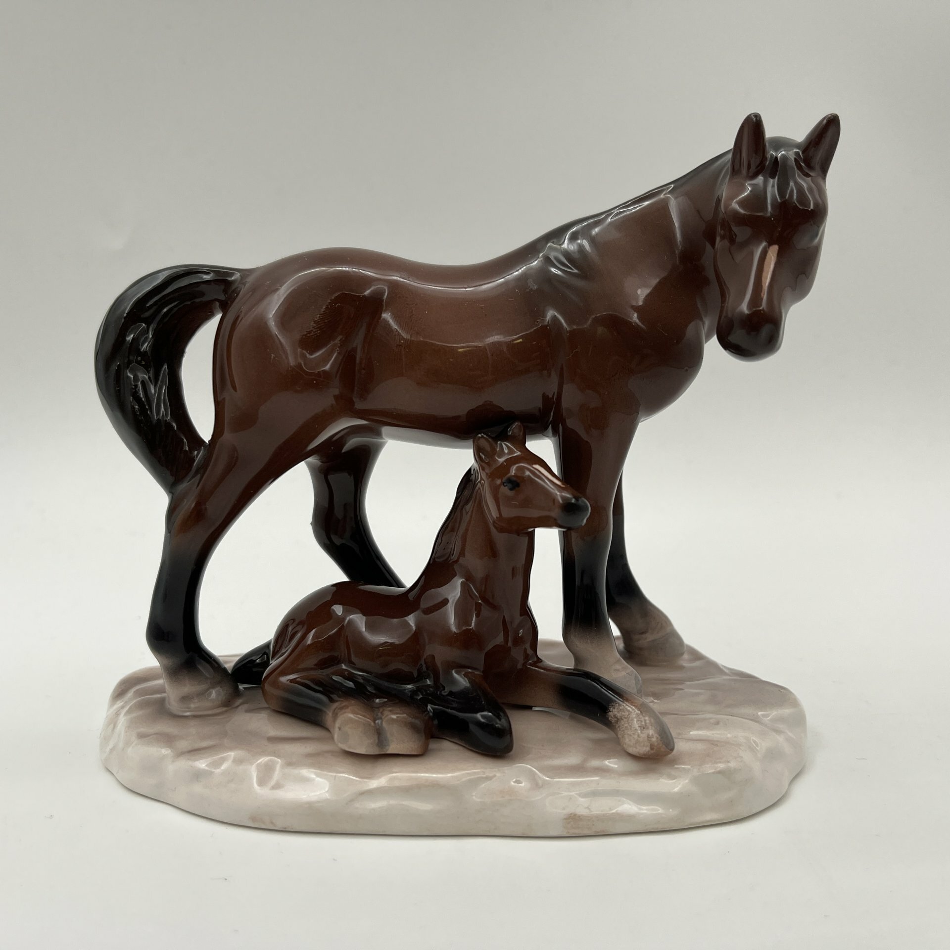 Статуэтка "Лошадь с жеребенком", фаянс, аэрография, Германия, 1960-1990 гг.