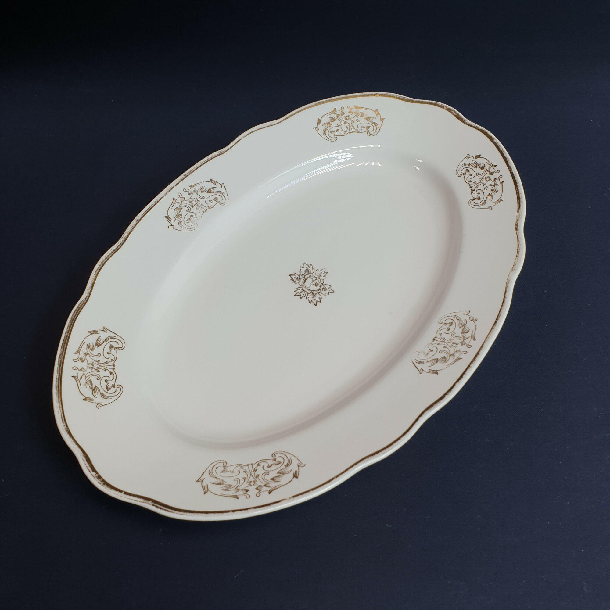 Блюдо овальное 33х22 см, фарфор, потертости позолоты, винтаж. Чехословакия.