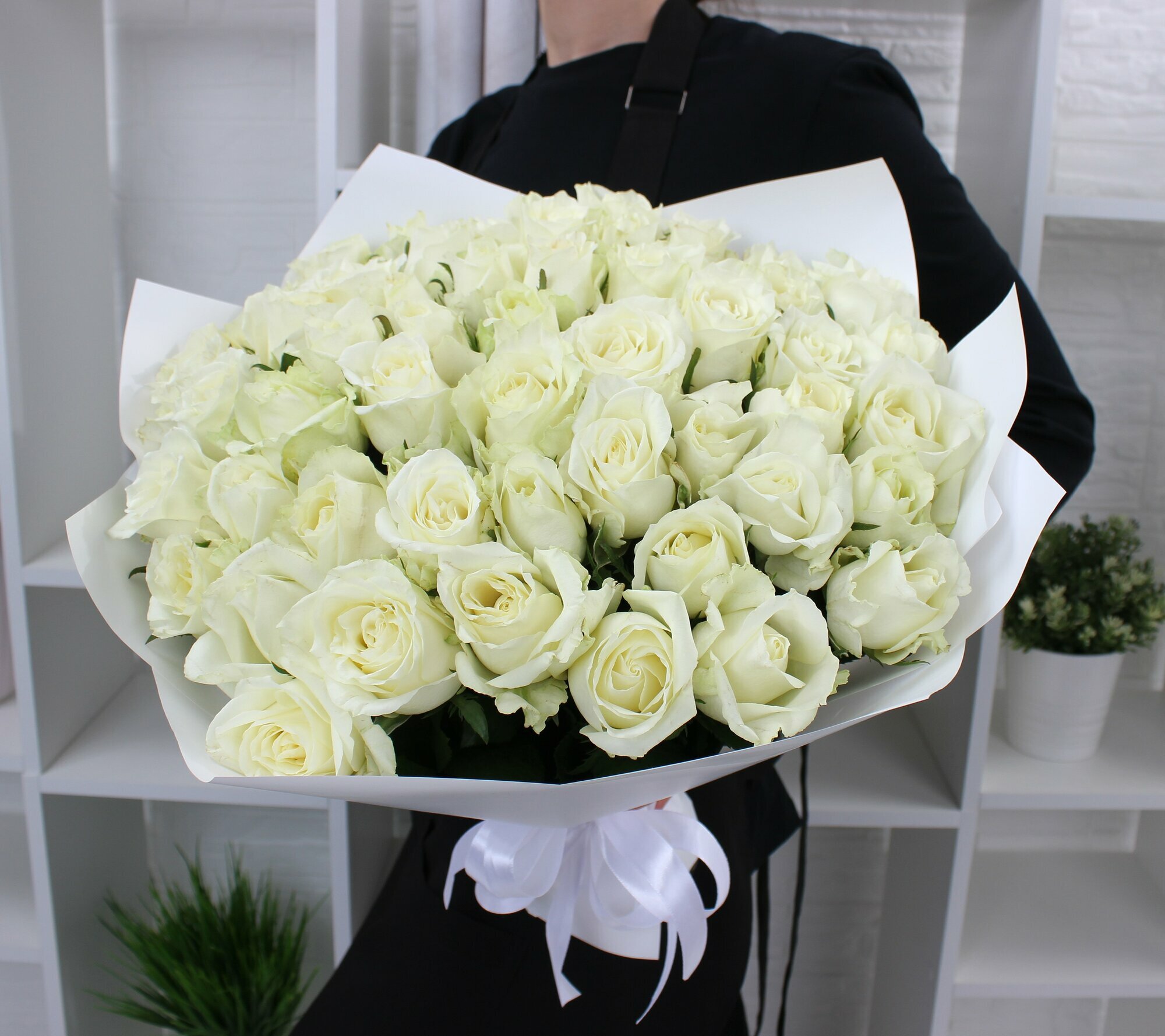 Монобукет THE FLOREAL белая роза 51 штука, высота 40 см, с бантом