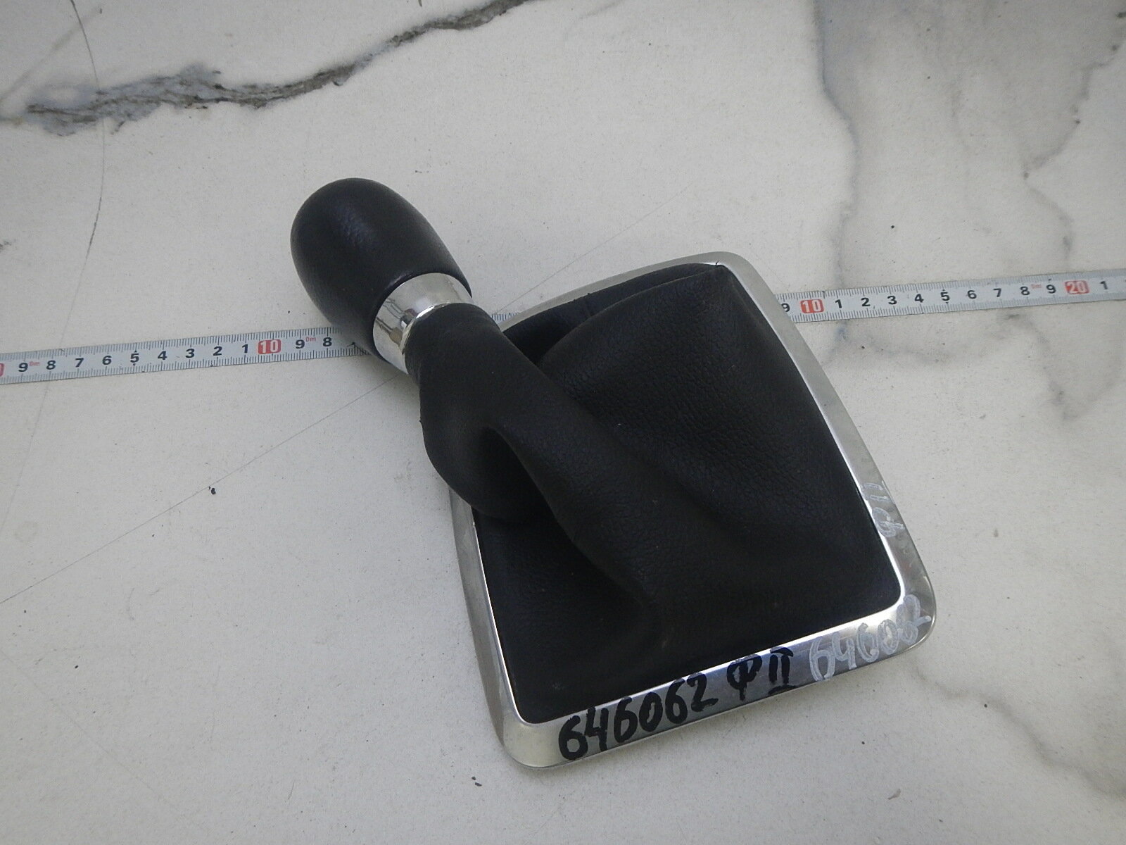 Б/У Чехол кулисы, Ford (Форд)-FOCUS 2 (08-11) FORD FOCUS 2 (08-11) Потертости, отслоение кожи. 646062 FORD арт. 1524512