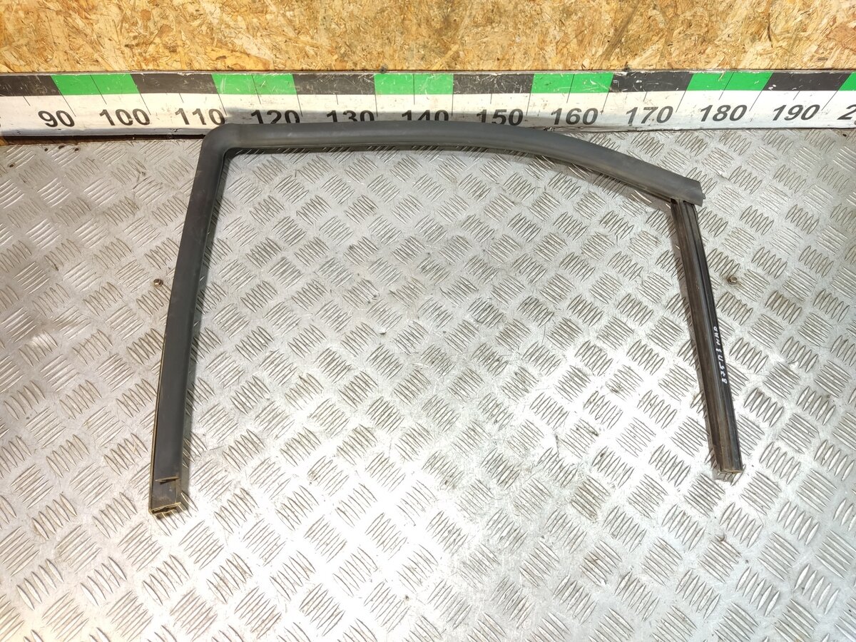 Уплотнитель стекла двери зад. правый PEUGEOT 406 1999-2004 9300C0