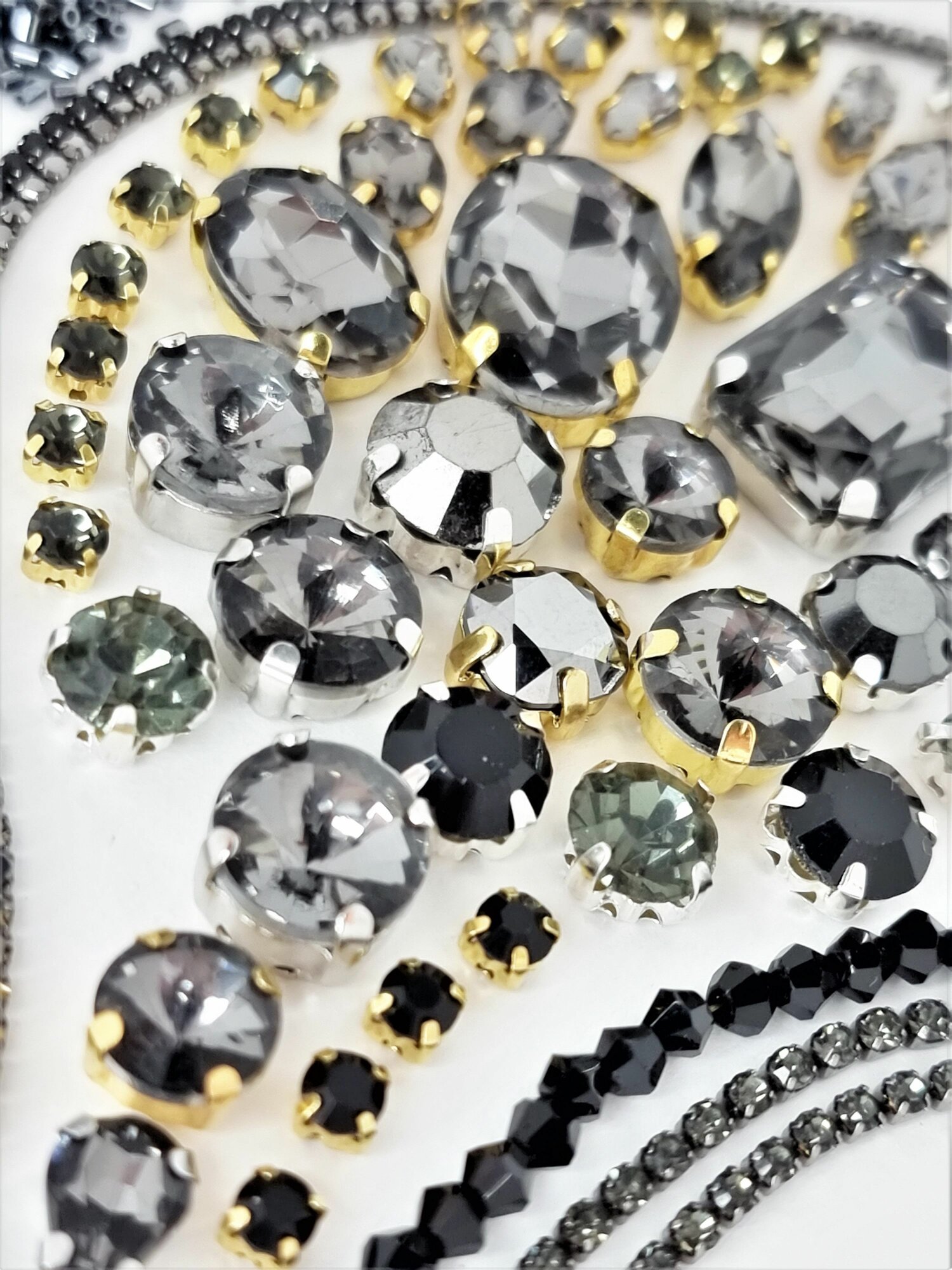 Серые стразы, пайетки, бисер, бусины. 2-18мм. 85шт.