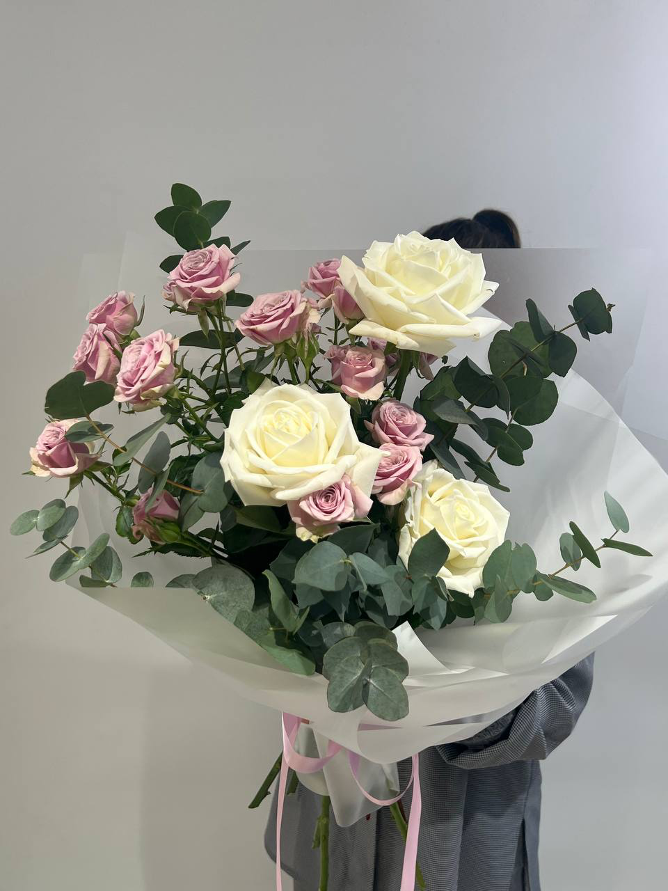 «Розовый снег» — Нежный дуэт розовой кустовой розы и Playa Blanca с эвкалиптом