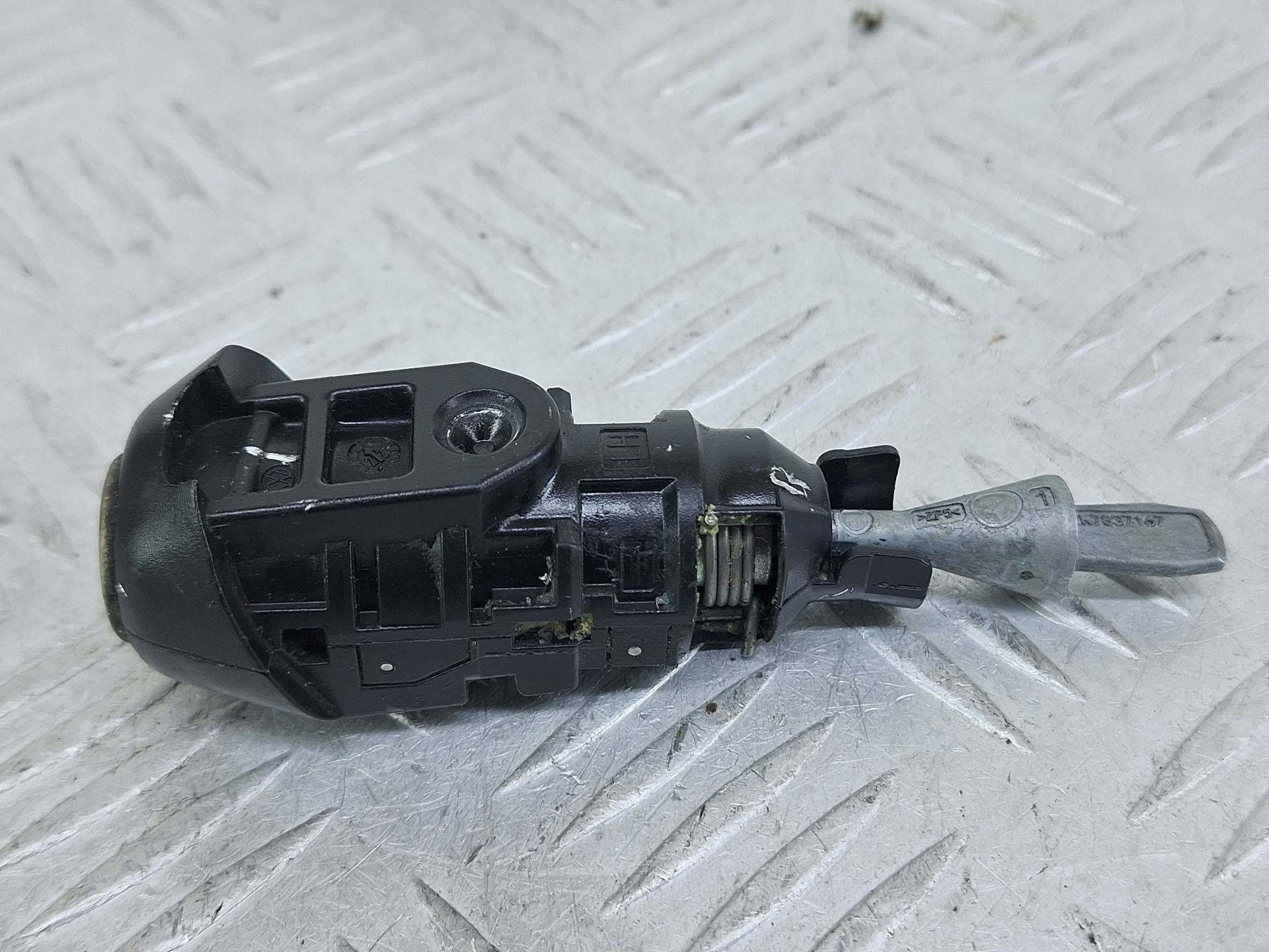 Личинка дверного замка передней левой Volkswagen Caddy 5 2022 2K7837167