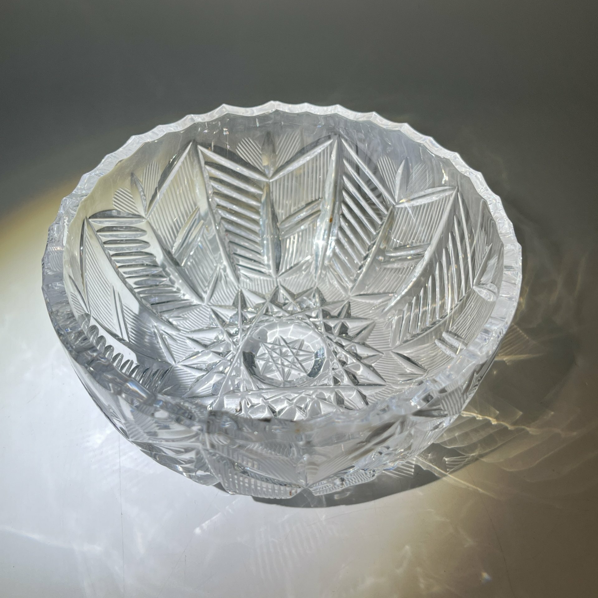 Конфетница с геометрическим резным декором, хрусталь, алмазная грань, СССР