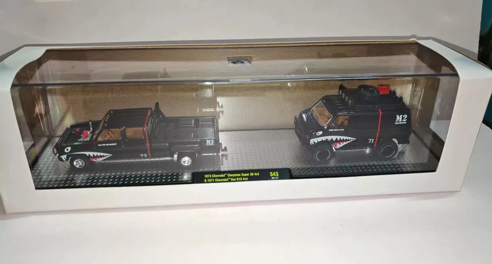Машинка 1/64 M2 Machines Car model toy Chevrolet Flying Tigers trailer Shark