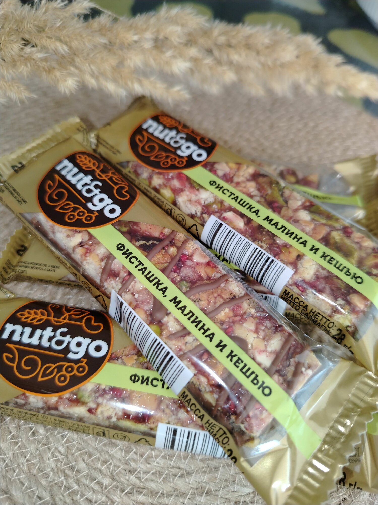 14 разных батончиков nut&go Фисташки, малина и кешью.