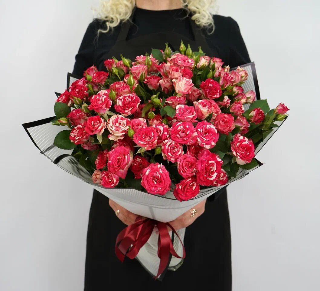 Монобукет THE FLOREAL кустовые розы 15 штук, высота 50 см, с бантом